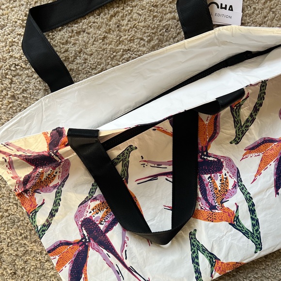 ALOHA Collection | Bags | Aloha Collection Paradise On Repeat Day ...
